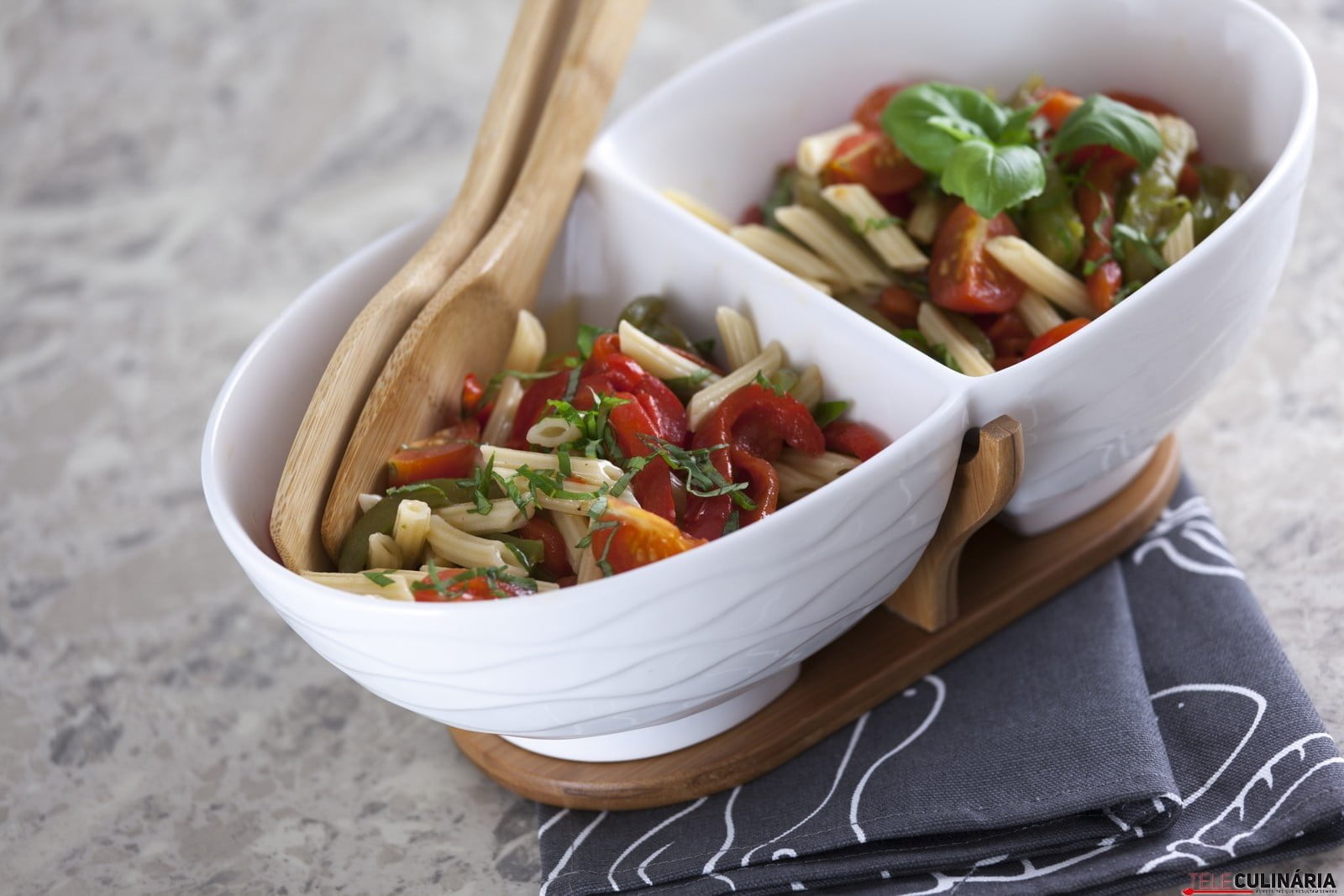 Salada de penne com pimentos - Revista Veggie