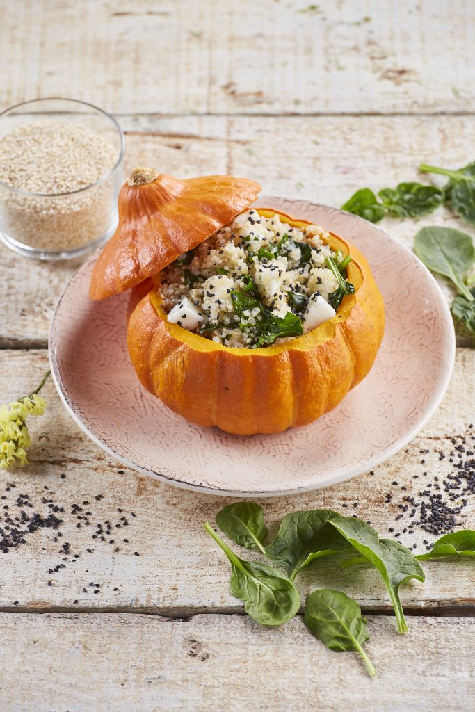 Abóbora recheada com quinoa e sementes de sésamo - Revista Veggie