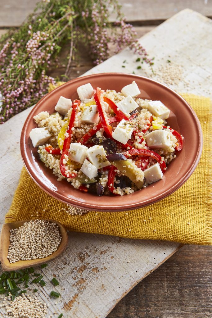 Salada de quinoa com legumes e queijo fresco - Revista Veggie