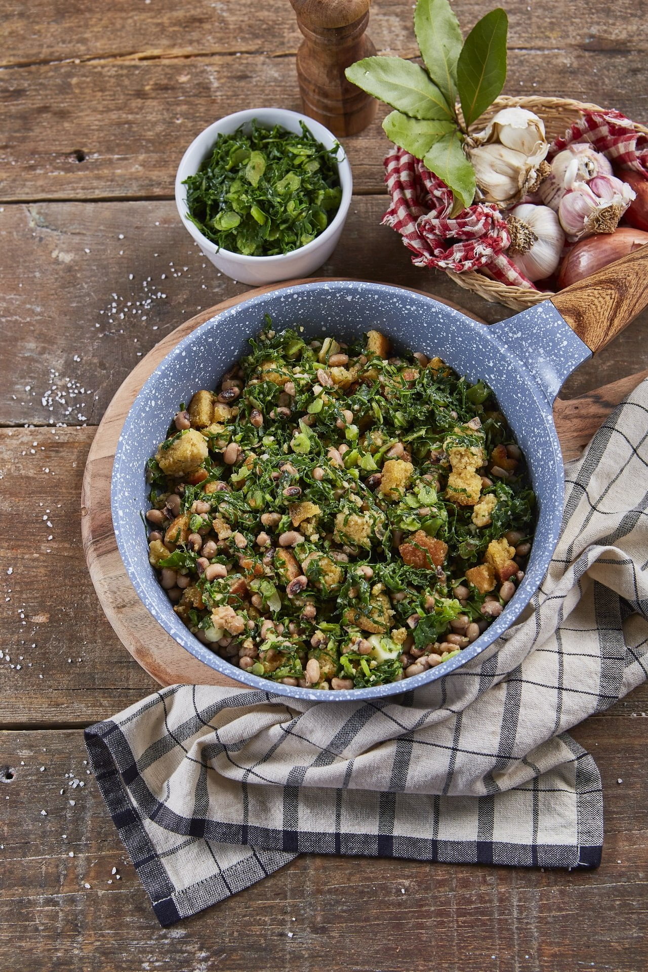 Migas de feijão-frade com couve e broa - Revista Veggie