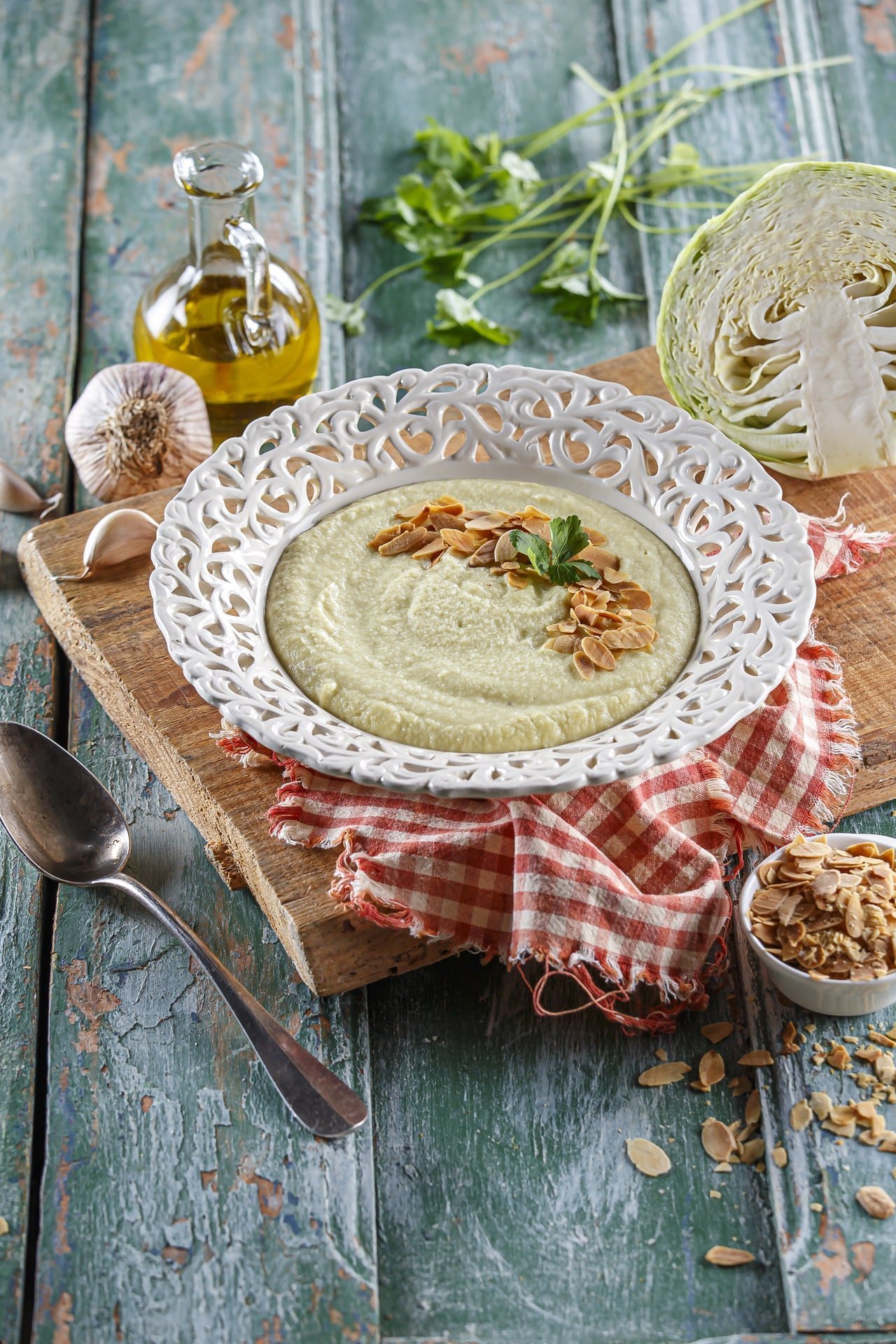 Sopa cremosa de repolho e amêndoas - Revista Veggie