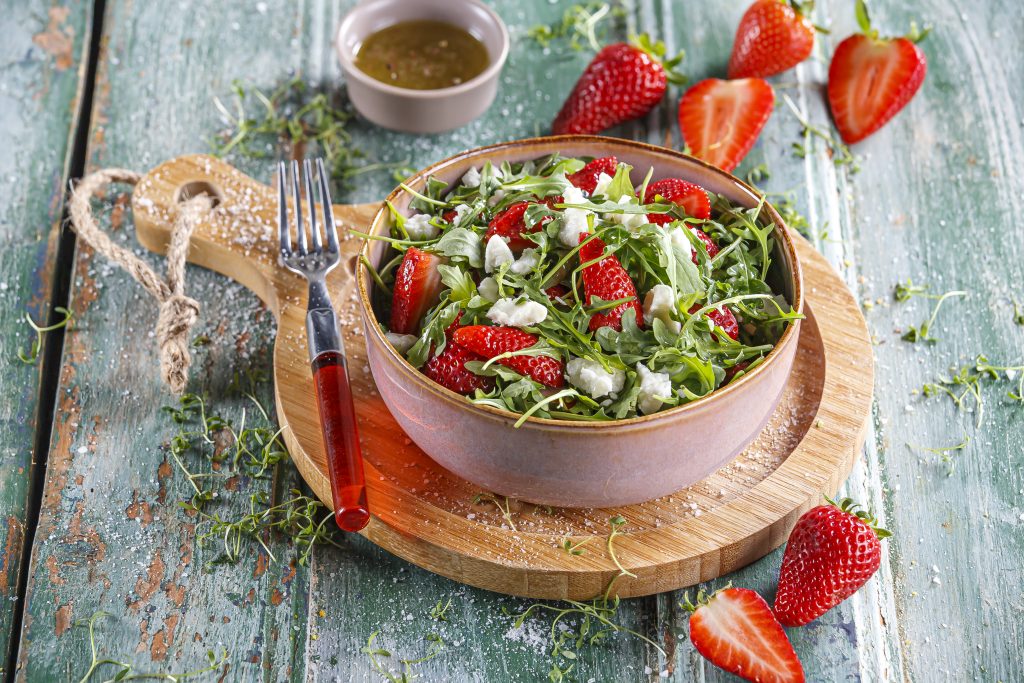 Salada de morangos e feta - Revista Veggie