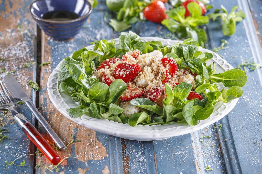 Salada de morangos e quinoa - Revista Veggie