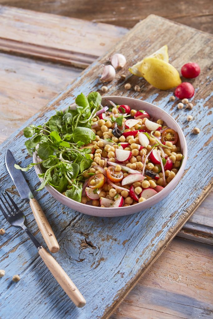 Salada de grão com rabanetes e agrião - Revista Veggie