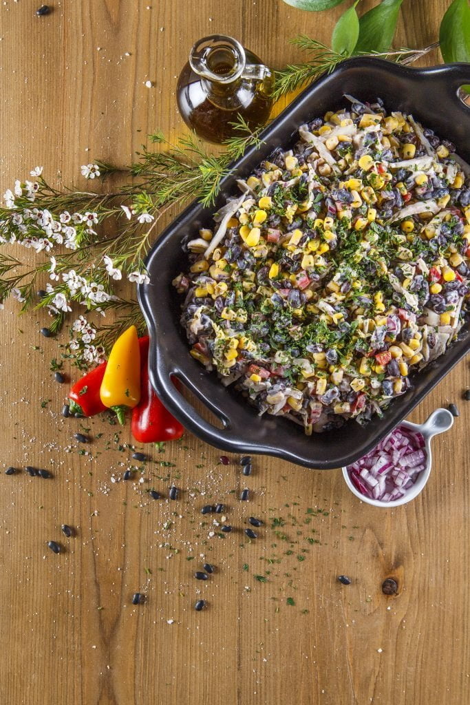 Salada de feijão-preto com pimentos - Revista Veggie
